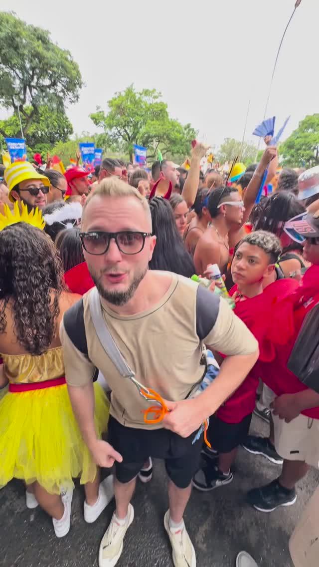 Нас занесло в эпицентр 🎭 Бразильского карнавала… 😝😍