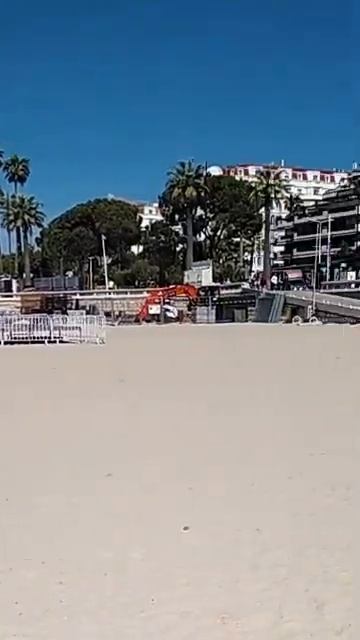 Белый пляж в Каннах.Отдыхаю за рулем.