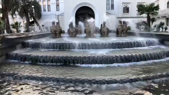 Сухум фонтан Грифоны