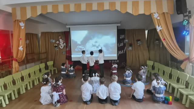 Вход на утренника 9 мая в подготовительной группе. Начало праздника. "И все о той весне"