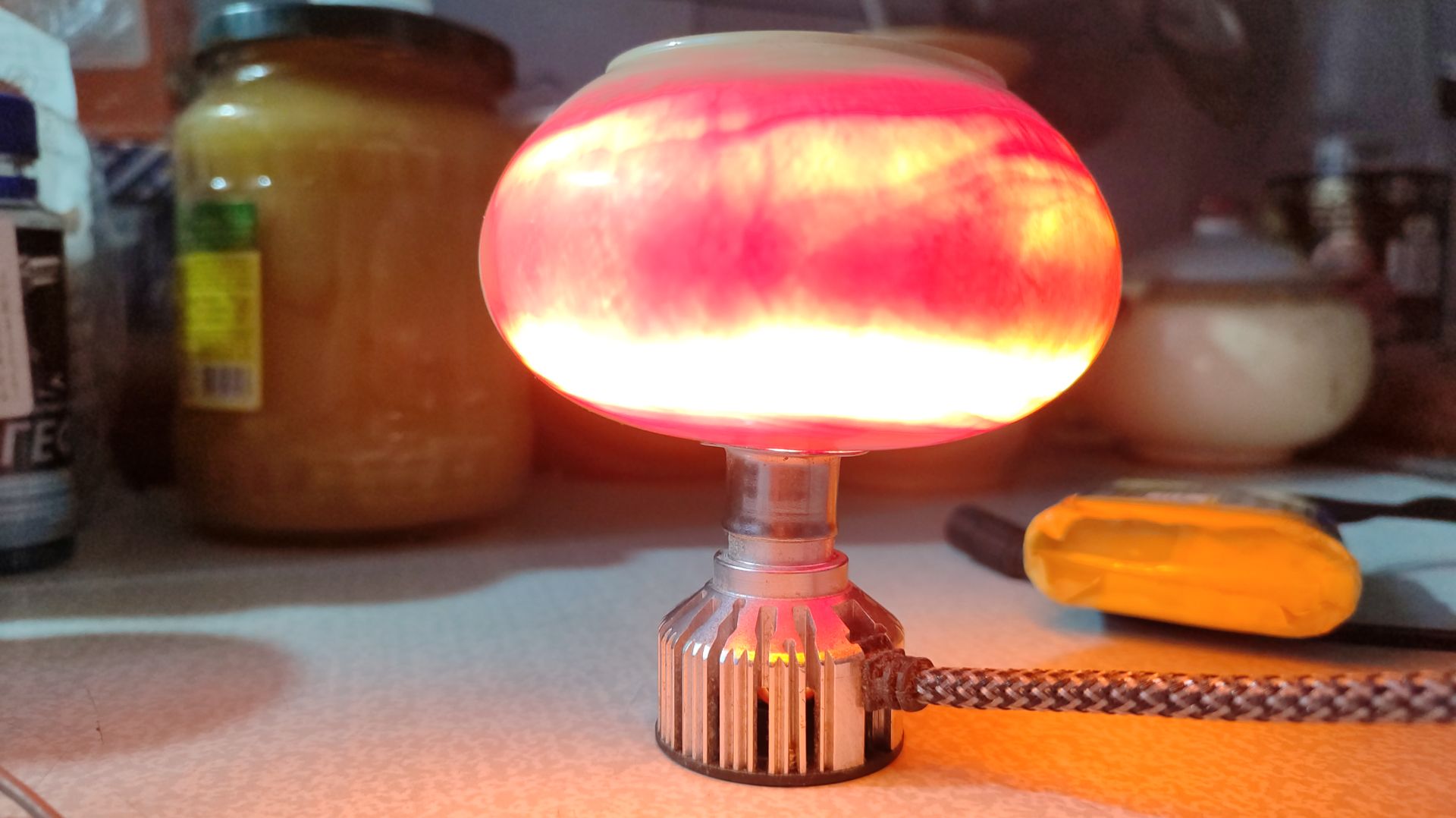 Новая техника внутреннего точения деревянной посуды стругающими резцами.