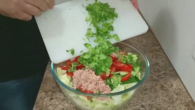 Быстрый салат из капусты - секрет в заправке.