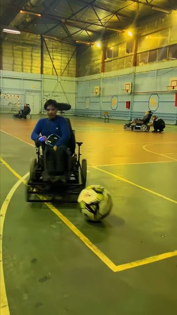 Продолжаем готовиться! тренировки по футболу на электроколясках