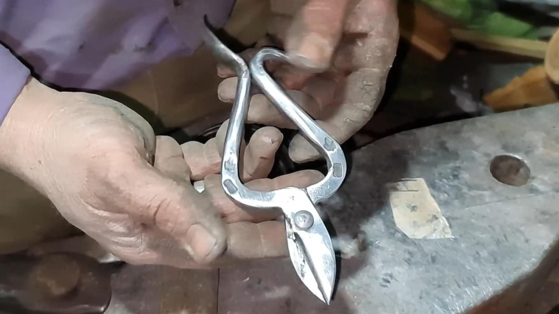 Ковка ножниц из старой пружины.