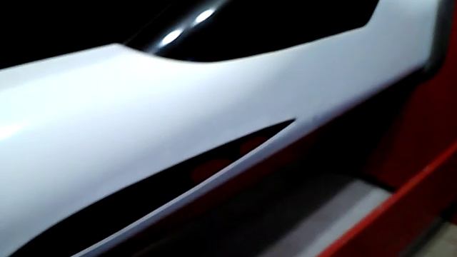 №2- Под шпатлевал шов на фюзеляже.