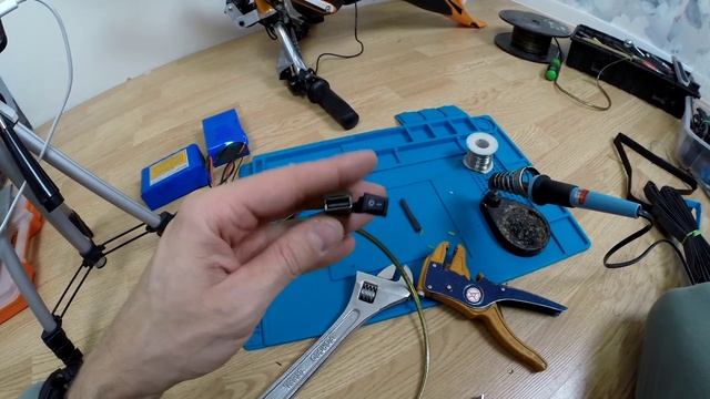 Электромотик тюнинг для детей ч2 первый опыт ставим второй акум для увилечения пиковой мощности...