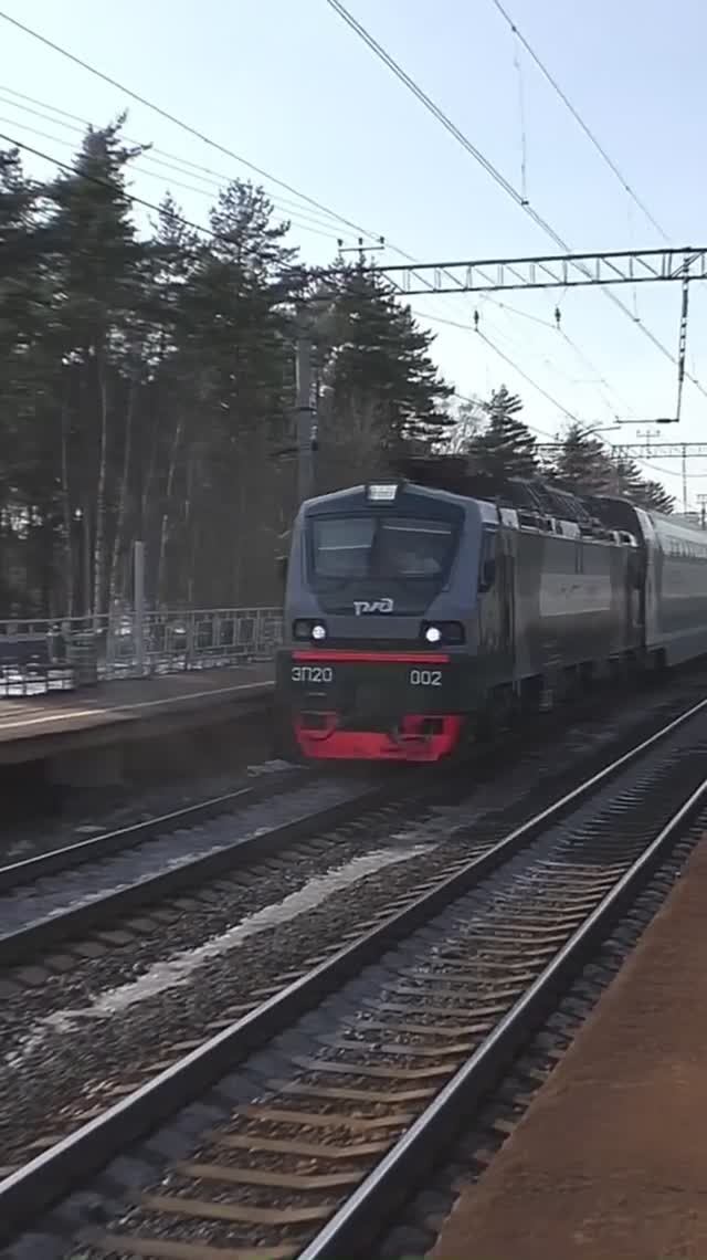 Эл.-воз ЭП20-002 (ТЧЭ-6) с поездом «Буревестник/двухэтажный состав» № 703Х Москва — Нижний Новгород.