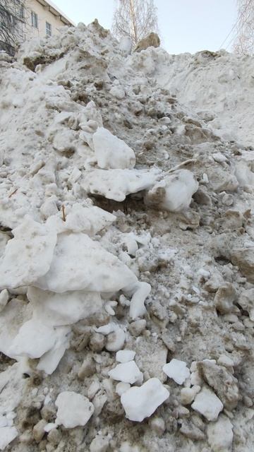 Снежные горы в городе. Чайковский.