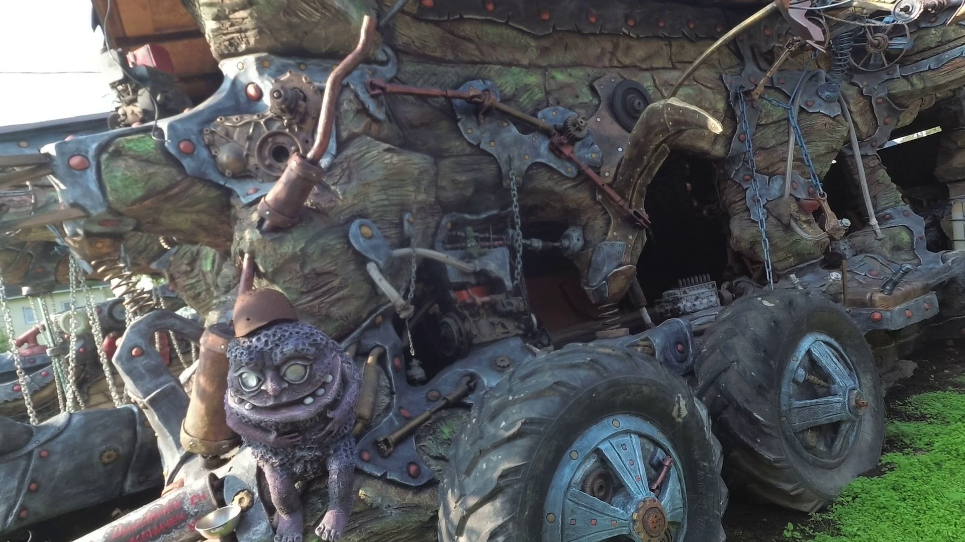 оформление забора на  даче скульптуры из  арт бетона. страна Вихляндия