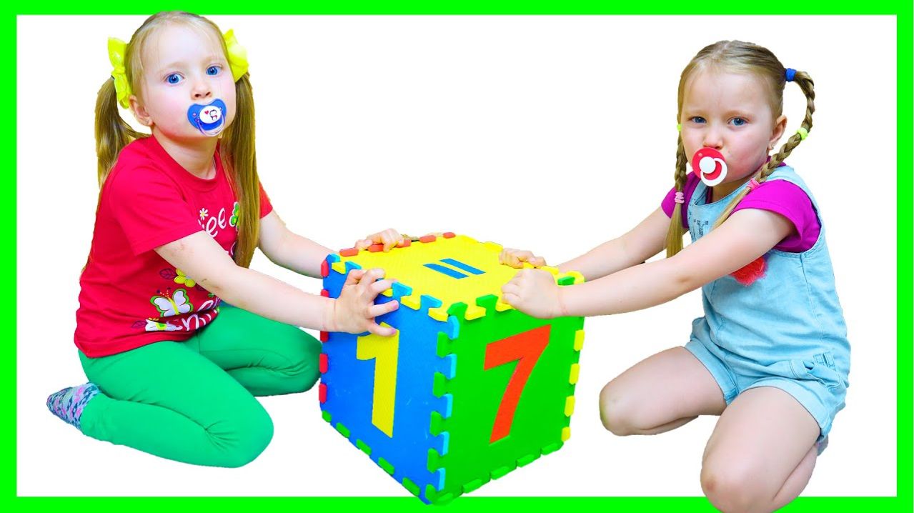 Милана с папой и их друзьями играют в забавные игры