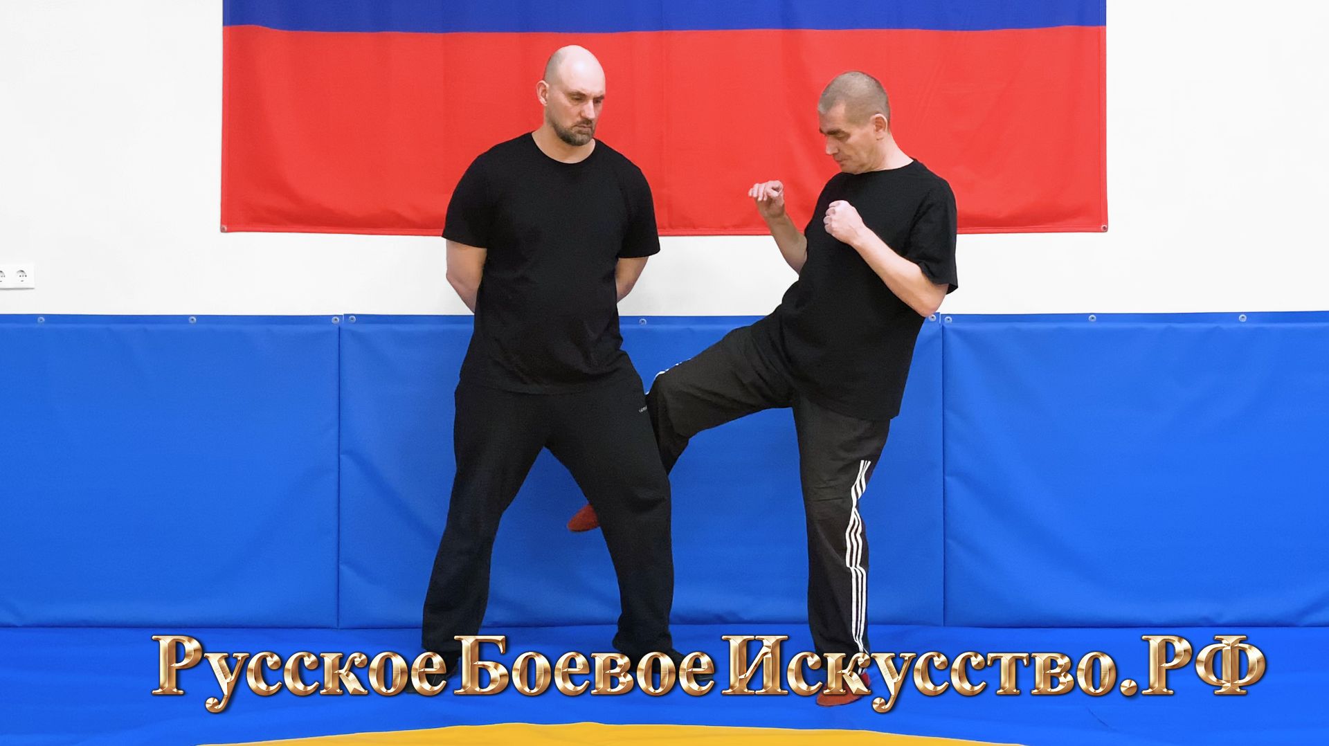 R376 = УДАР ЛОКТЕМ И КОЛЕНОМ, ЦЕПЛЯЕМ.