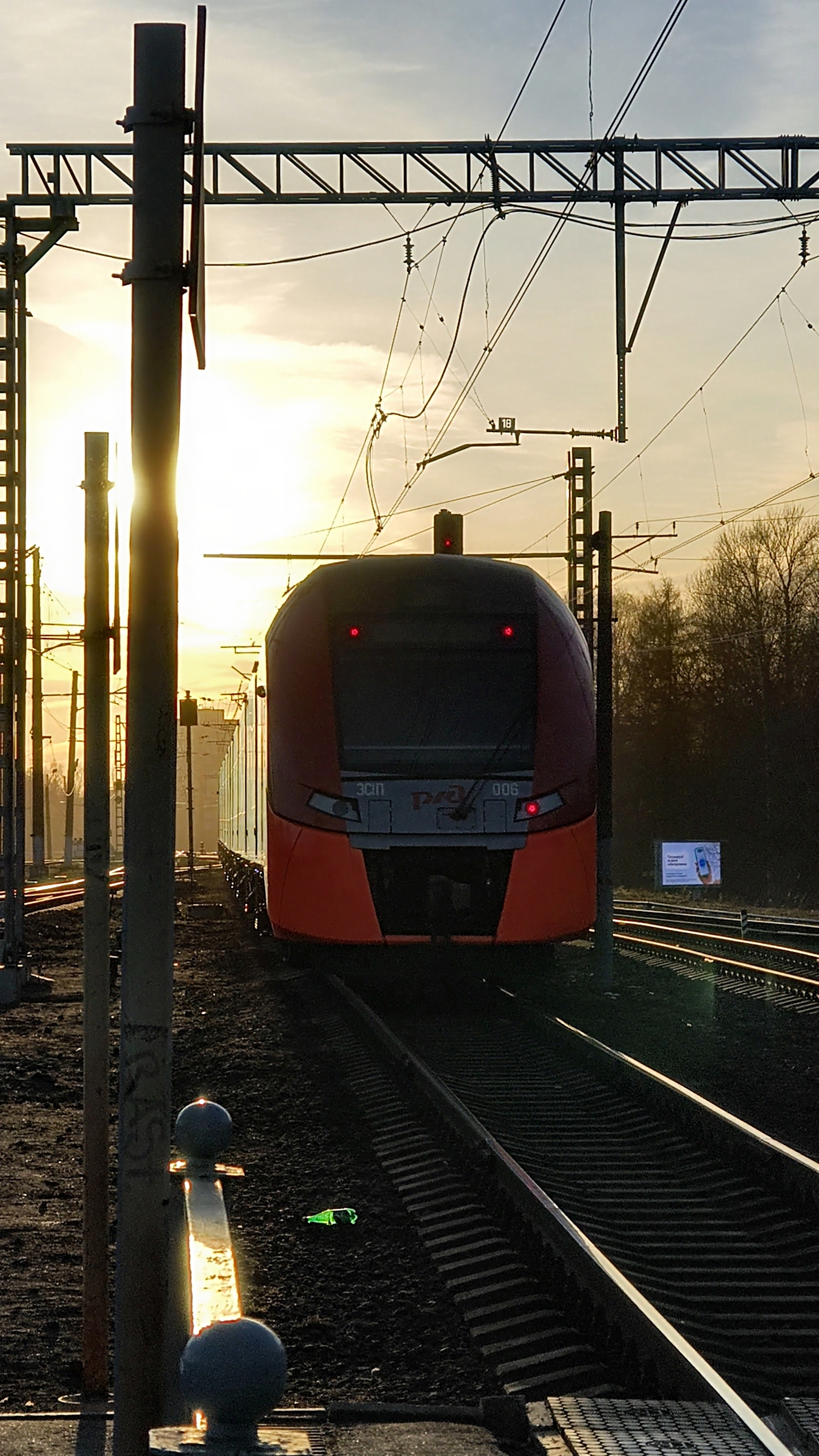 ЭС1П 006" Ласточка" отправляется от станции Кушелевка