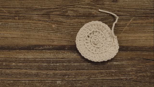 Круг крючком по спирали за задние стенки петли без схем и счёта