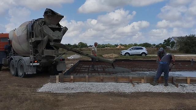 Строительство дома. Заливка фундаментной плиты.