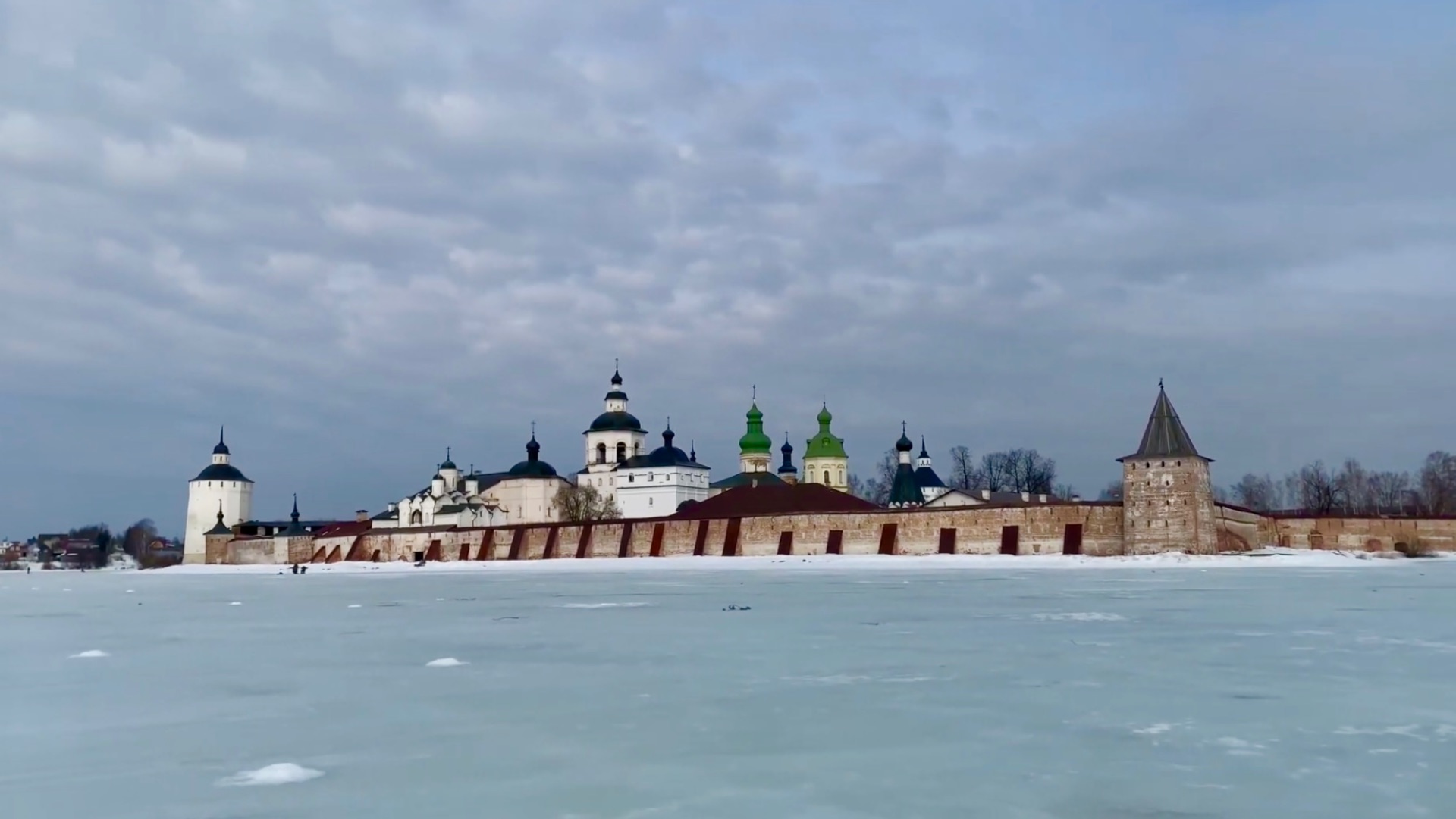 По льду Сиверского озера у стен Кирилло-Белозерского монастыря Рыбаки на озере март