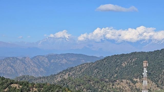 Белые пики вдали от пещеры Бабаджи. Осень 2025