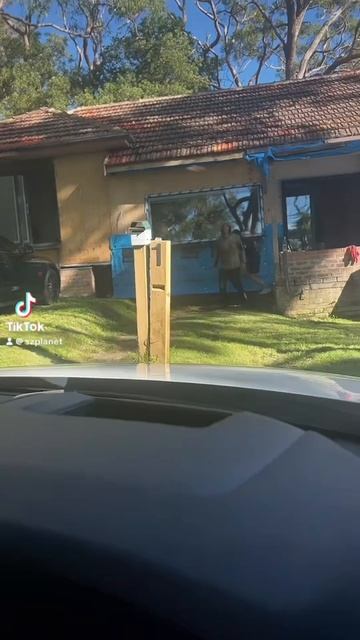 Современный охладитель двигателя в бронежилете. Курица прыгает на горячий капот! 🙈🤣