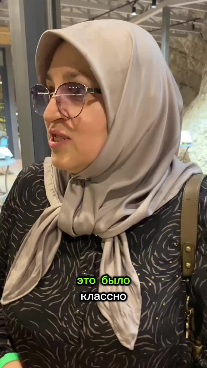 "На дагестанских скалах бомбовое шоу. Такое я нигде не видела. Приходите, приезжайте. Молодцы реб...