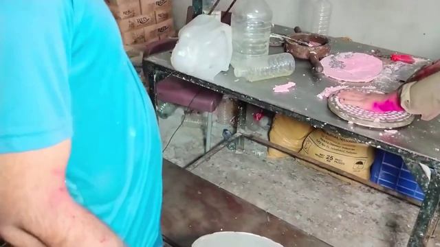 Пакистанские парфюмеры создают душистое мыло