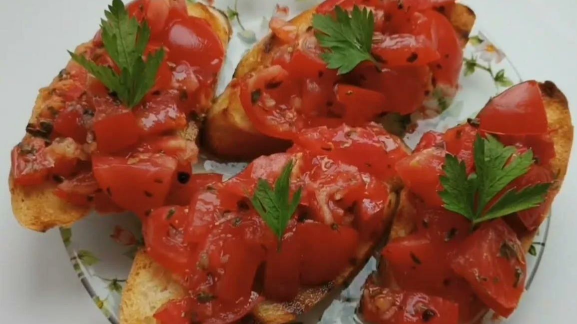 Брускетта с сальсей из помидоров с базиликом.