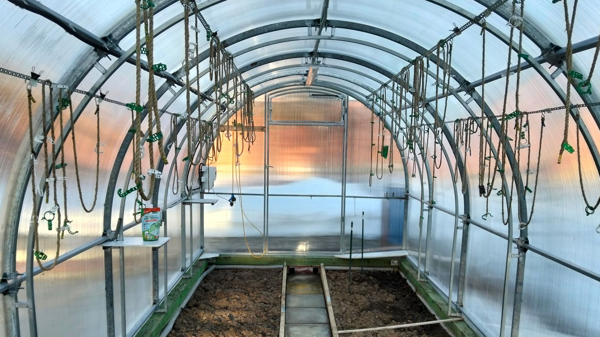 Санобработка теплицы.