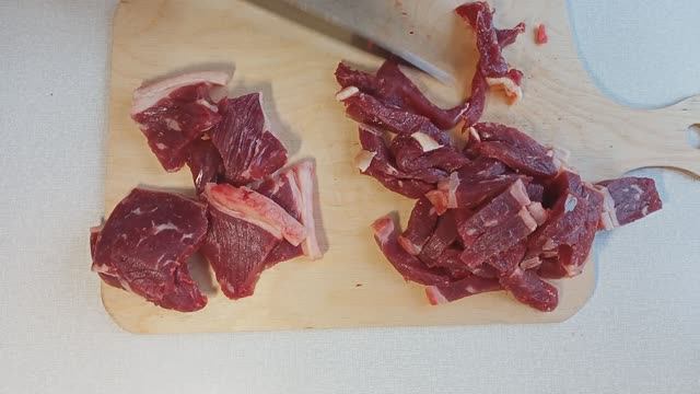 Нежнейшая говядина в сметанно-томатном соусе: мясо тает во рту!