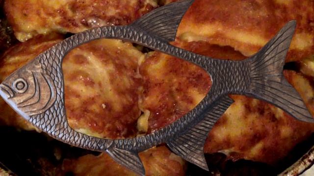 Рыба в кляре и салат.