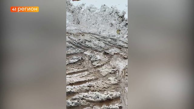 БОЛЬШИЕ СУГРОБЫ – БОЛЬШАЯ РАСПУТИЦА: НИ ПРОЙТИ, НИ ПРОЕХАТЬ В ТЕРМАЛЬНОМ ЕЛИЗОВСКОГО РАЙОНА