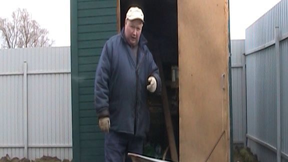 "РАЗБИРАЮ"  БЫТОВКУ, ОБРЕЗАЮ КУСТЫ, СОЗРЕЛ ПЕРЕГНОЙ!!! МНЕНИЕ О КРОЛИКАХ...