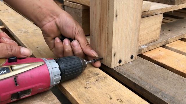 Отличное творение для сада всего из двух старых поддонов Идеи для скамеек возле деревьев для дополни