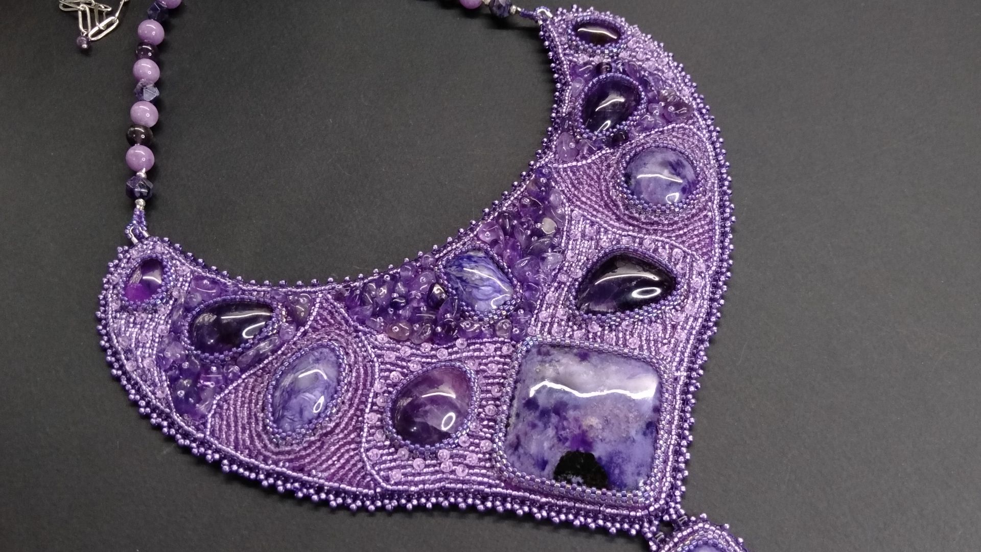 Колье из чароита и аметиста.