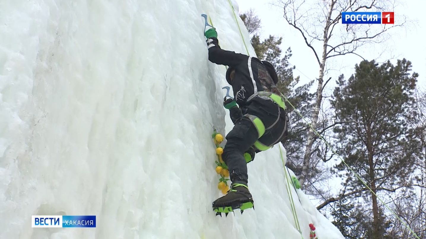 На Мраморке прошли соревнования по ледолазанью «Фруктовый лёд»