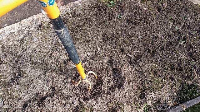 Вышла на участок. Дела в теплице. Снег тает медленно.