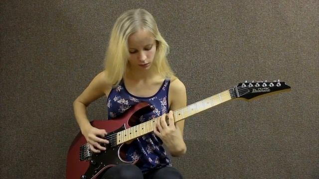 Девушка круто сыграла классику на гитаре.