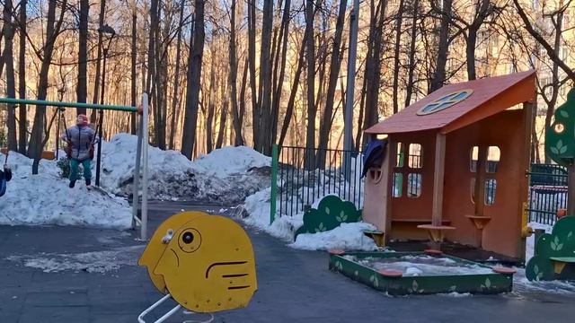 Ленинский, 66 детская площадка