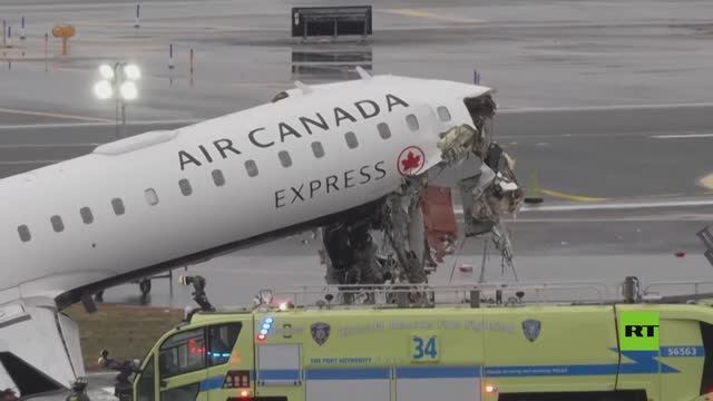 اصطدام طائرة إير كندا بشاحنة إطفاء في مطار لاغوارديا بنيويورك