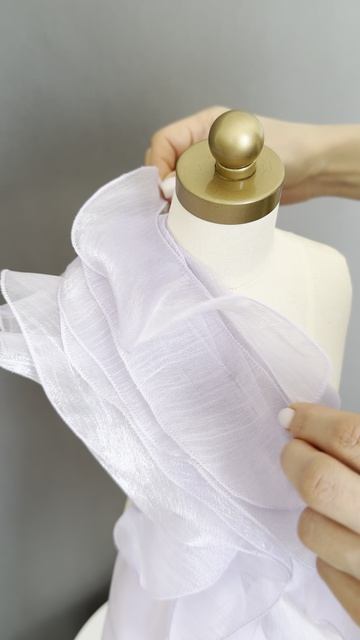 Главный акцент — на ритме сборок и сохранении "воздушности" силуэта: тренд весна/лето 2026