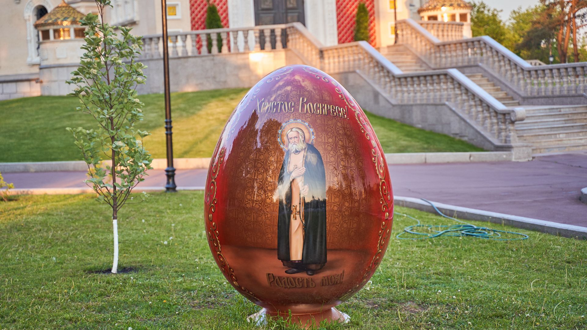 Оргомное пасхальное яйцо из стеклопластика, высотой 2 метра!В Храме Спаса Преображения в Переделкино