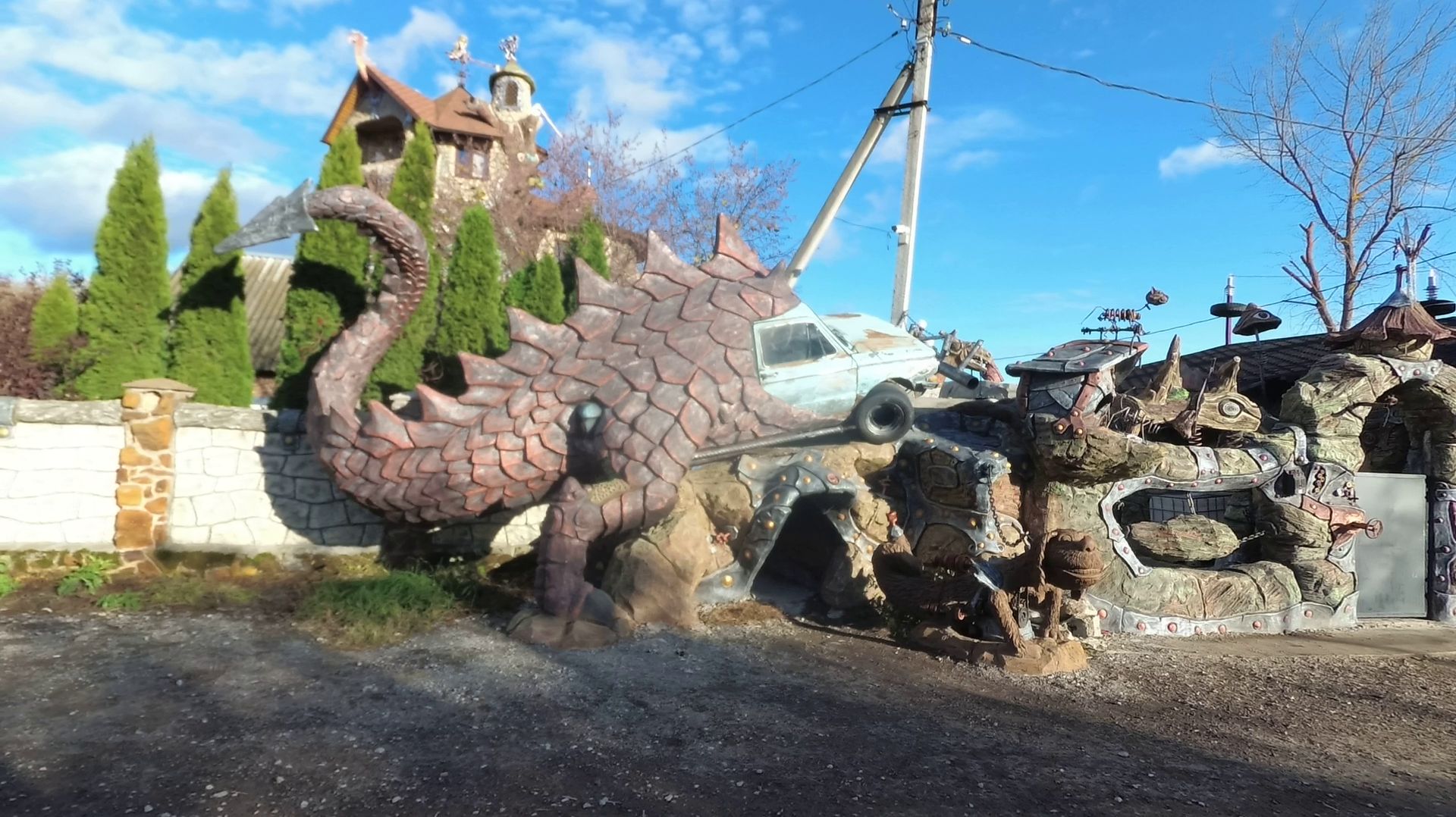 Оформление входа в дом страна Вихляндия забор из арт бетона.