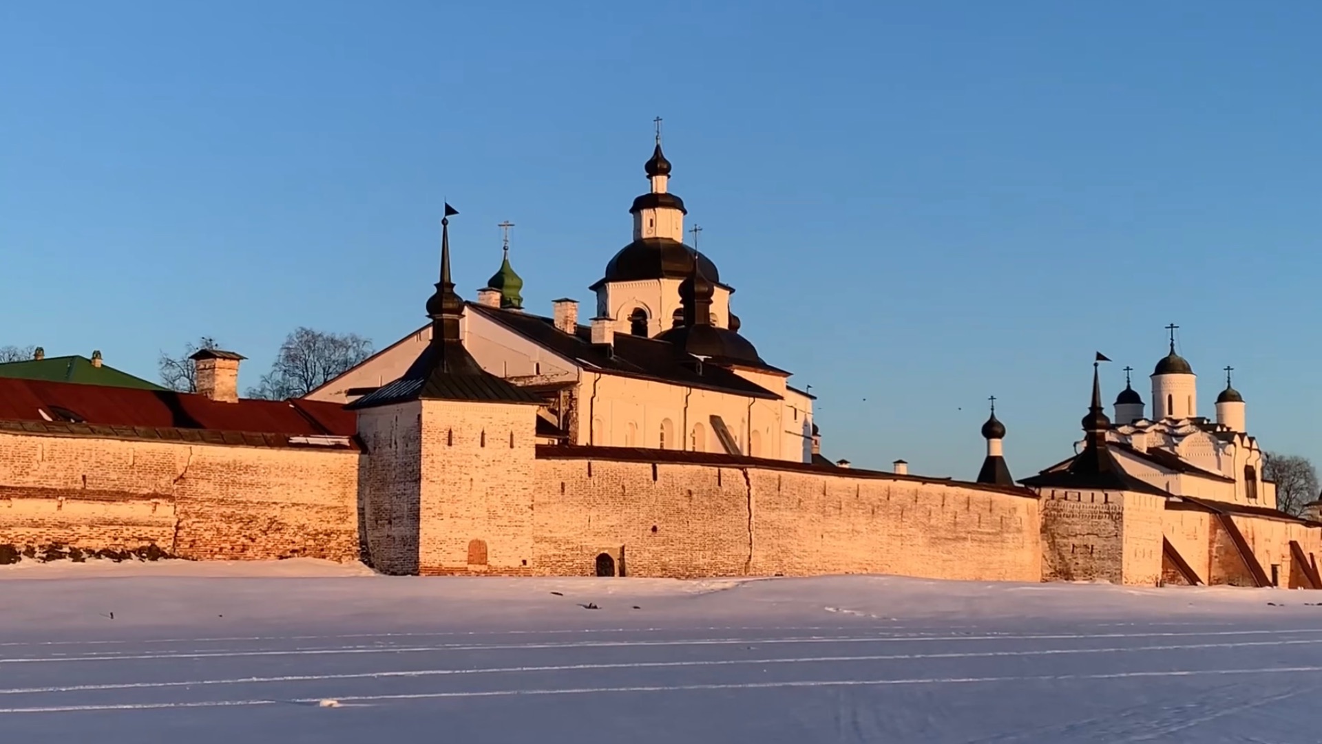 На закате стены Кирилло-Белозерского монастыря Вологодская обл