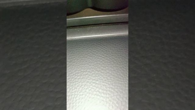 Подлокотник между сидений водителя и пассажира