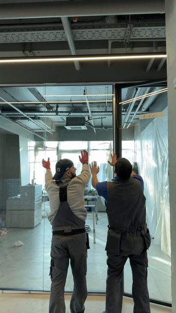 Процесс остекления офиса РМК в БЦ Саммит