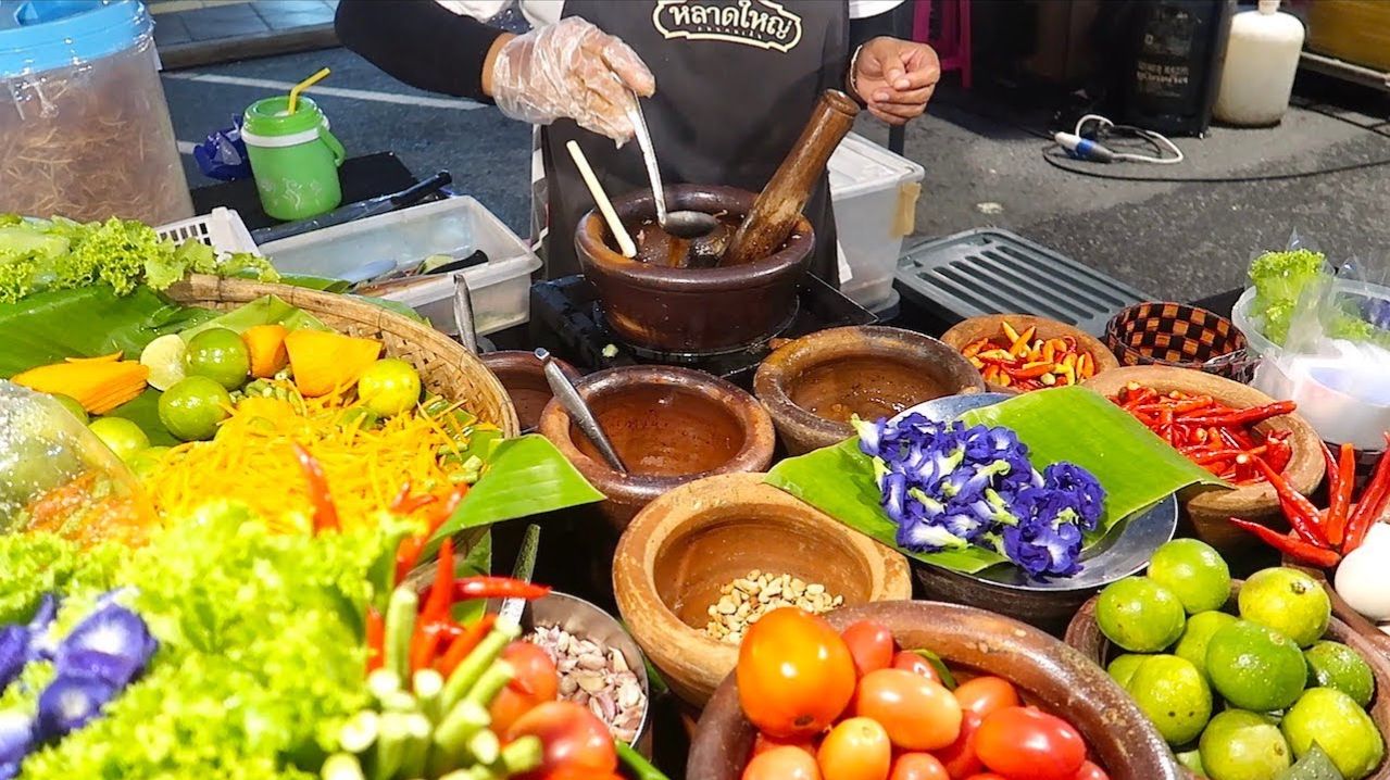 Красочный хрустящий салат из папайи — тайская уличная еда