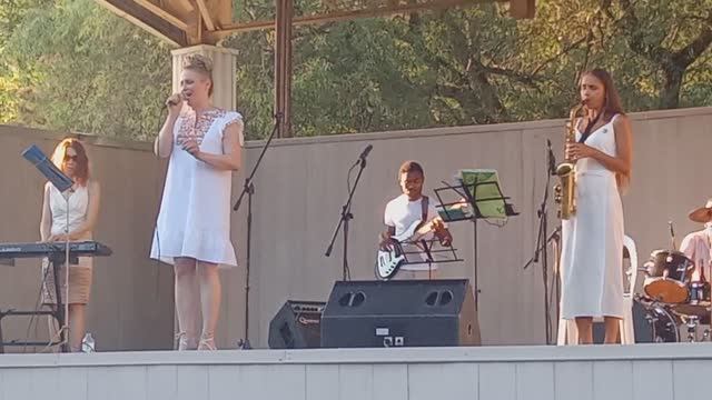 Советское ретро. Выступление секстета в Измайловском парке.