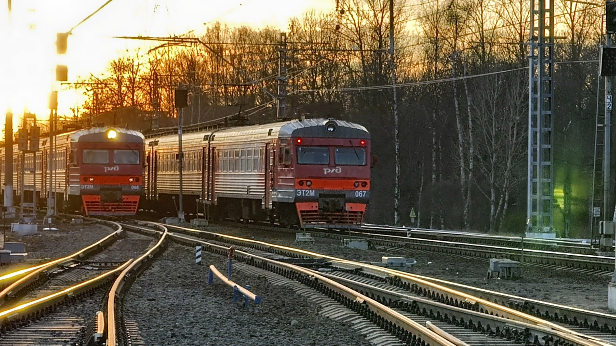 ЭТ2М 067 сообщением Сосново - СПб и ЭТ2М 068 СПб - Приозерск на станции Кушелевка