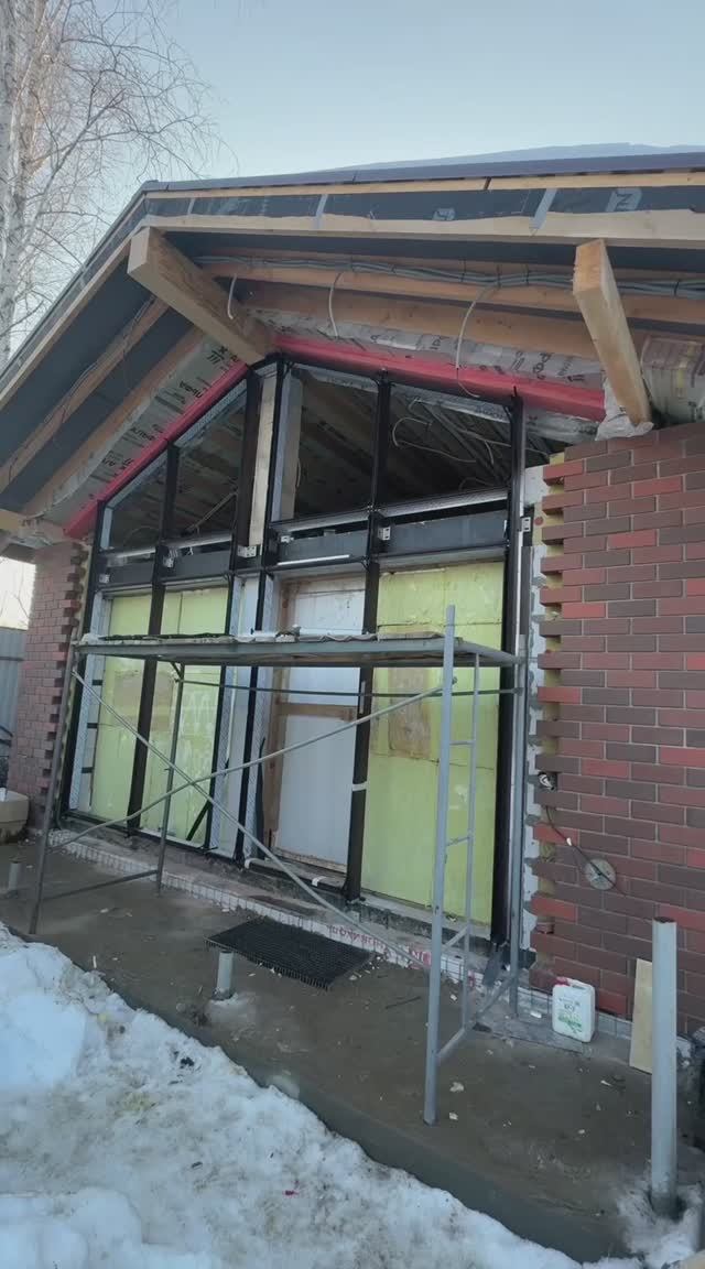 Установка нижнеопорного витража в шоу-руме в КП Заповедник, Кедровка