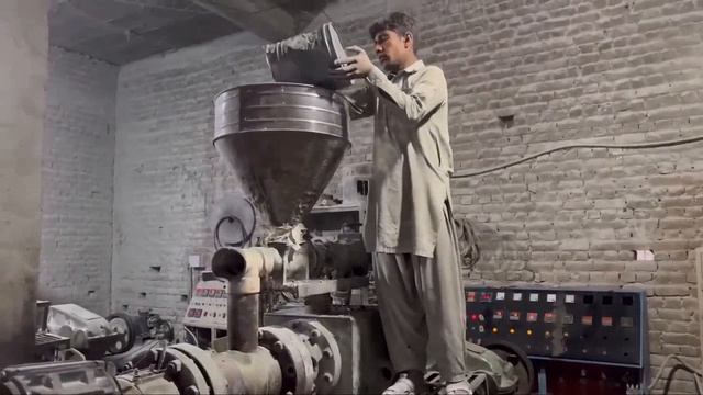 Переработка миллионов пластиковых бутылок. Пакистан [ae43520e5f7cd2308ea49f85b3e90258] [720p]