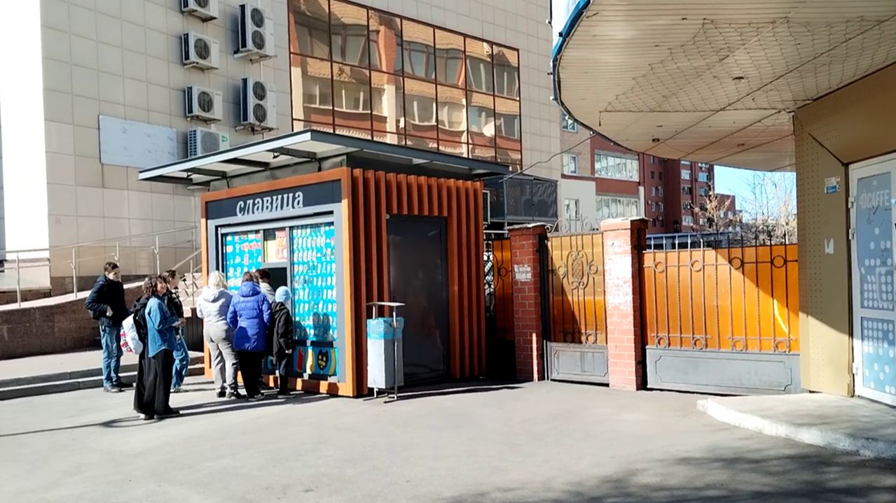 Комсомольский проспект, электросамокаты в марте и мороженое