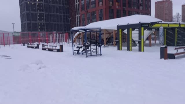 Большая, новая спортплощадка в Нижегородском районе Москвы