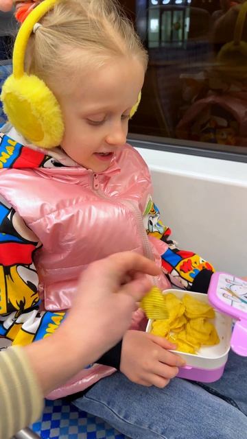 Папочка, давай хотя бы 1 остановку на трамвае 🙏🚇🥰